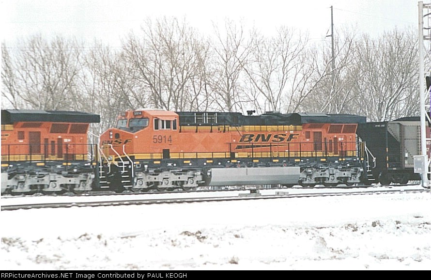BNSF 5914 snow all over the ground